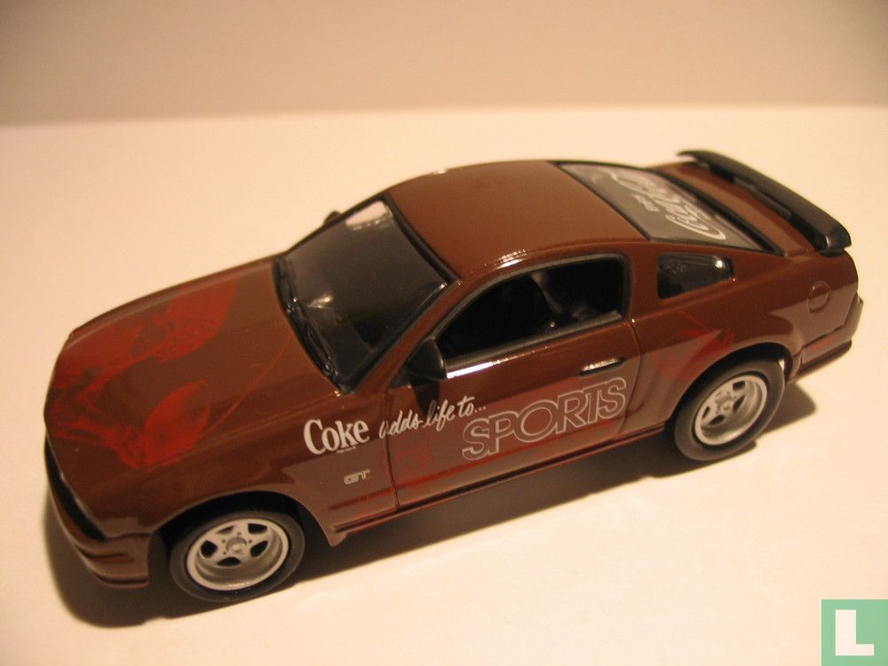 Ford Mustang GT 'Coca-Cola' 910 (2005) - Johnny Lightning - LastDodo