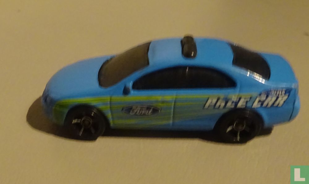 Ford Fusion 'Pace Car' T8628 (2011) - Hot Wheels - LastDodo
