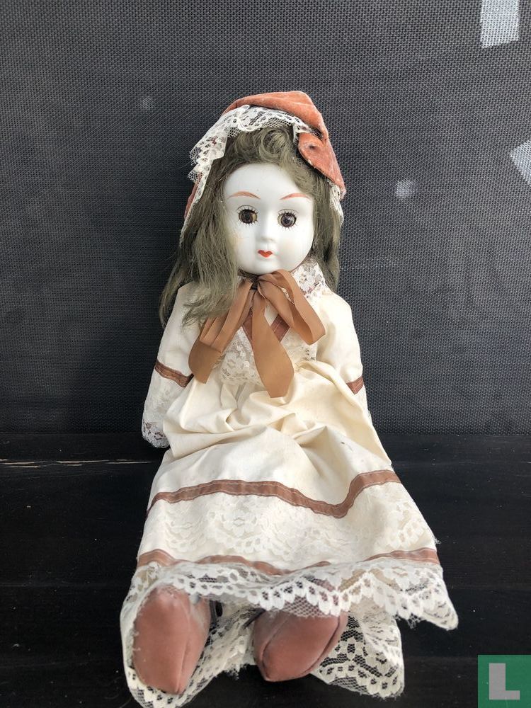 Meisje in een witte jurk - Doll - LastDodo