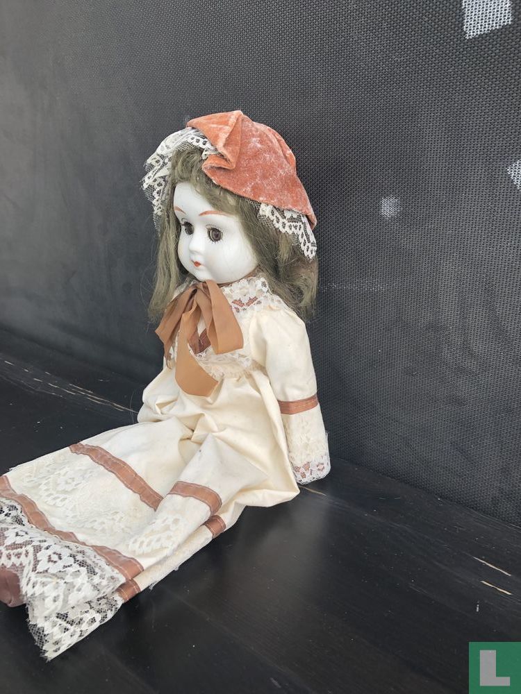 Meisje in een witte jurk - Doll - LastDodo