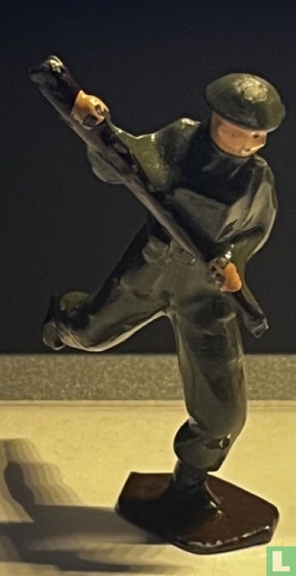 British infantryman running with rifle 01898-xx - Britains - LastDodo